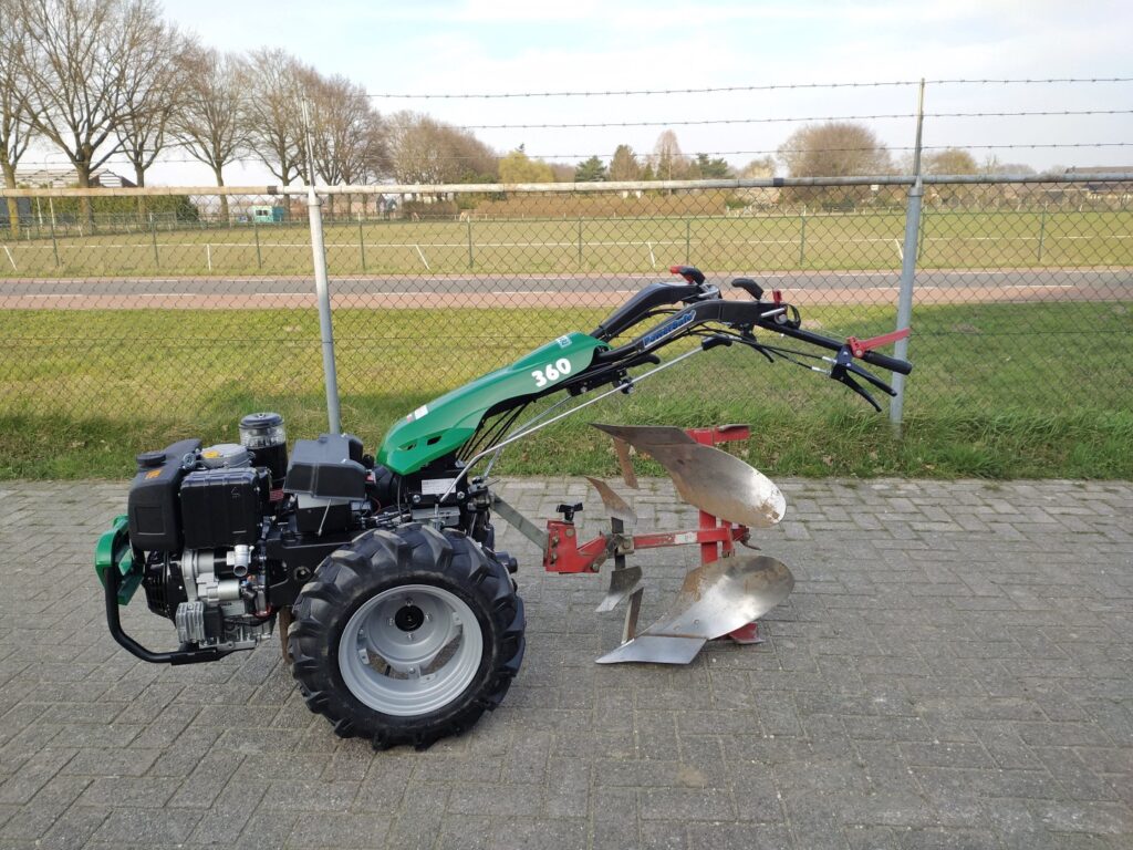 TUINFREES (DIESEL) MET PLOEG