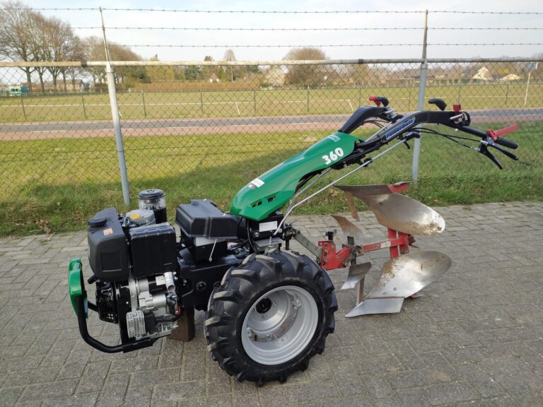 TUINFREES (DIESEL) MET PLOEG